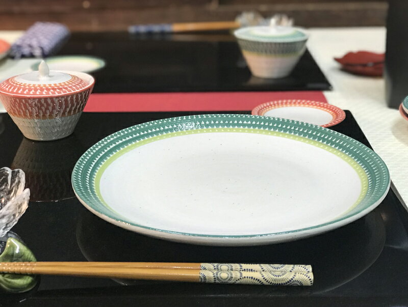 直径25cm　高さ2.5cm うつわに刻まれた模様はとびかんなといい、金属の刃を使い連続的な幾何学模様を彫りだします。 手にすると手作りならではの素朴な風合いと手に馴染む温かみが感じられます。 シンプルながらも何気ない料理を絶妙に引き立てて...