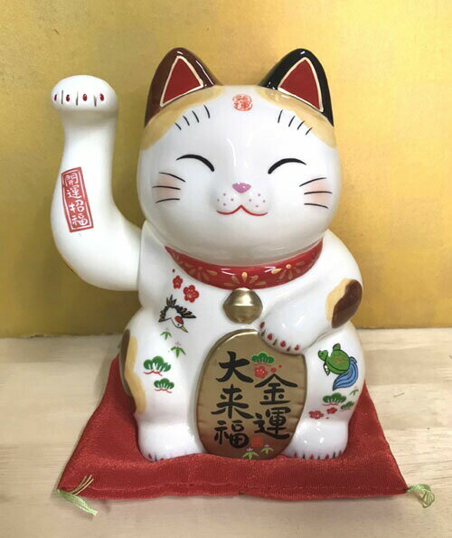 電動手招き猫 高さ21cm ON　OFF機能付き この商品は宝くじ入れはついていません。 単三電池2本使用せともの製「まねき猫」 たくさんのお願いが叶いますようにと願いをこめて、運を開き福を招く縁起のよい招き猫ちゃんをお届けいたします♪ 一...