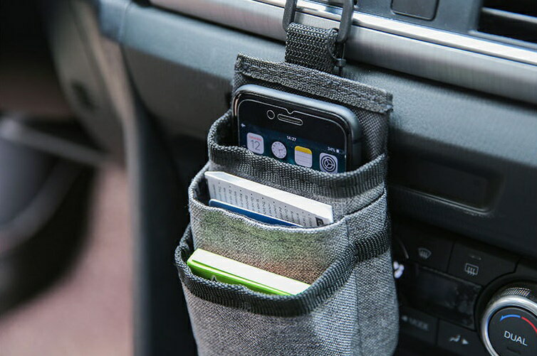 車内でのスマホの居場所を確保！ エアコン噴出口のフィンに取り付けるだけで小物類やスマホをすっきり収納 3ポケットタイプなので、タバコやガム、チケット等の小物類も収納出来てとっても便利 フック方式なので片手で取付取外しが可能。そのまま持ち運ぶ...