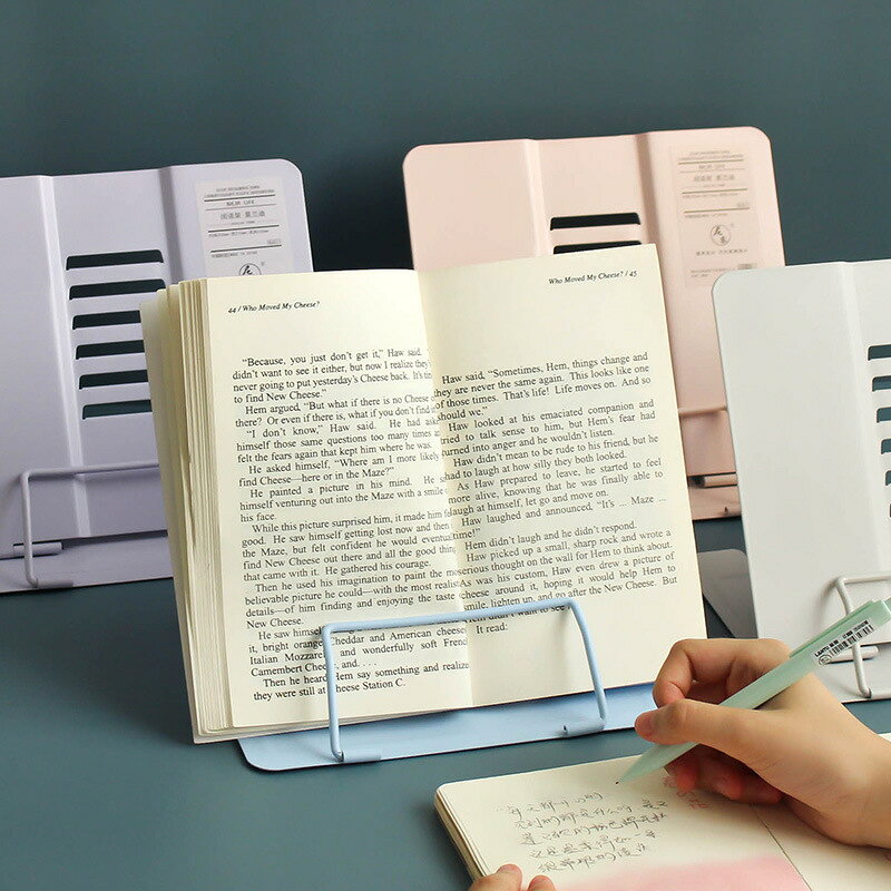 読書や勉強の際に本を開いたまま固定できる便利なブックスタンドです。 レシピ本をみながら料理の際、譜面台としても活用シーンは様々。 シンプル設計で使いやすく丈夫なブックスタンドです。読書や勉強に役立ちます。 A4サイズの本や雑誌、ノート類の他...