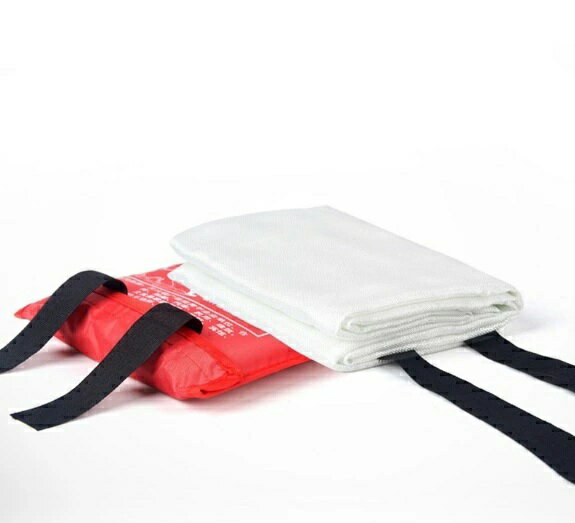 一気に全てを失う可能性がある火事。 迅速且つ適切に対処すれば、被害を最小限に食い止めることができます!!! 従来より大判サイズの200cmタイプなのでより幅広い範囲の初期消火に ガラス繊維素材でできたファイヤークロスは耐火性が高く、 小さな...