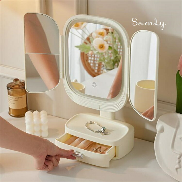 SevenLyの3段階LED照明ミラーは、自然な光を再現し、肌トーンに合わせて明るさを調整できるため、メイクの濃淡を正確に確認できます。 安定感のある台座により、倒れにくく、毎日の使用に安心です。回転式構造を採用しており、顔の横側も簡単にチ...