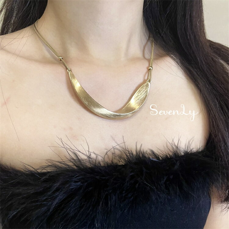 SevenLyのペンダントネックレスは、個性的で大胆なデザインが特徴です。 チタンスチールを使用しており、色落ちしにくく、長く美しさを保ちます。 幾何学的なねじれデザインが高級感を演出し、不規則なチェーンがクリエイティブな印象を与えます。 ...