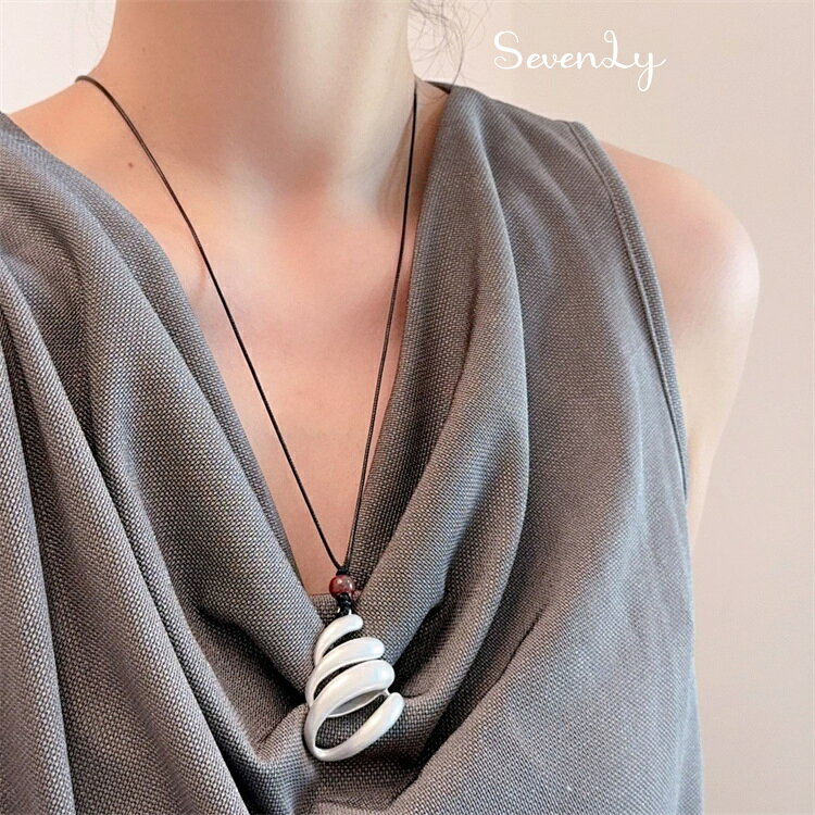 SevenLyのシルバーネックレスは、女性への贈り物に最適な一品です。 11.7gの軽量メタルで作られた不規則なスパイラルペンダントが特徴で、ロングデザインが文芸レトロな雰囲気を醸し出します。 シンプルでありながらスタイリッシュなこのアクセ...