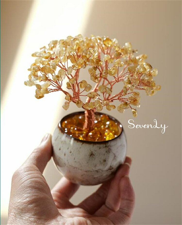 SevenLyの黄水晶と天然石で仕立てた樹形オブジェは、金運アップを願う方に人気のインテリア雑貨です。 このオブジェは、オフィスや店舗のディスプレイとしても存在感を放ち、空間に特別な雰囲気を加えます。 パープル、グリーン、ピンク、イエローの...