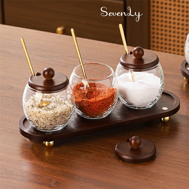 蓋は厳選された相思木の無垢材。一つ一つ異なる木目の自然な美しさと、手に馴染む温もりが魅力。 ほのかな木の香りがほっとする空間を作ります。 高密度・低含水で、湿気にも強く、カビや変形をしっかりガード。 瓶は高硼硅（ほうけい）ガラス製で、急な温...