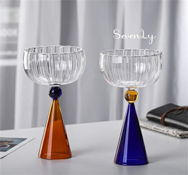 SevenLyのステムグラスは、シンプルでモダンなデザインが特徴です。 ホウ珪酸ガラス製で、熱衝撃に強く、冷たいビールからホットドリンクまで幅広く使用できます。 一つずつ手作業で成型されており、温もりある仕上がりが魅力です。 透明感があり、...