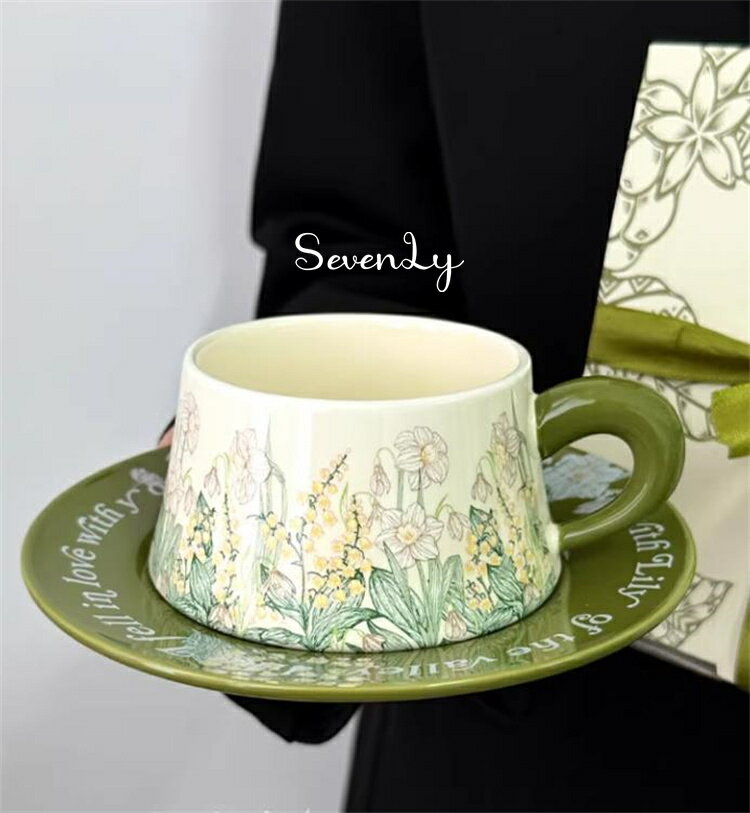 SevenLyの陶磁器油絵風鈴花カップ＆ソーサーセットは、260mlの容量を持ち、レトロで上品なデザインが特徴です。 このセットは、女性のアフタヌーンティーに最適で、細部までこだわったデザインが特別なひとときを演出します。 陶磁器の優雅な質...