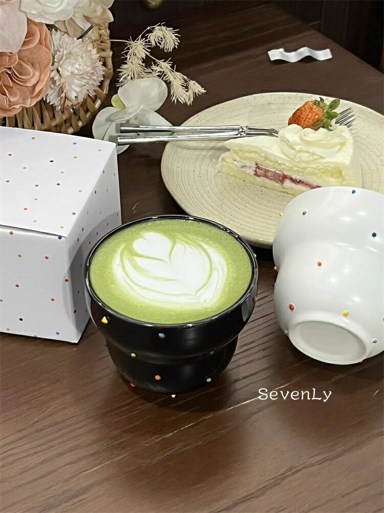 SevenLyの300ml陶器マグカップは、立体的なドット浮き彫りデザインが特徴で、手にフィットする持ちやすい形状です。 コーヒーやミルク、スムージーなど、朝食のシーンにぴったりのアイテムです。 電子レンジや食洗機にも対応しており、毎日の使...