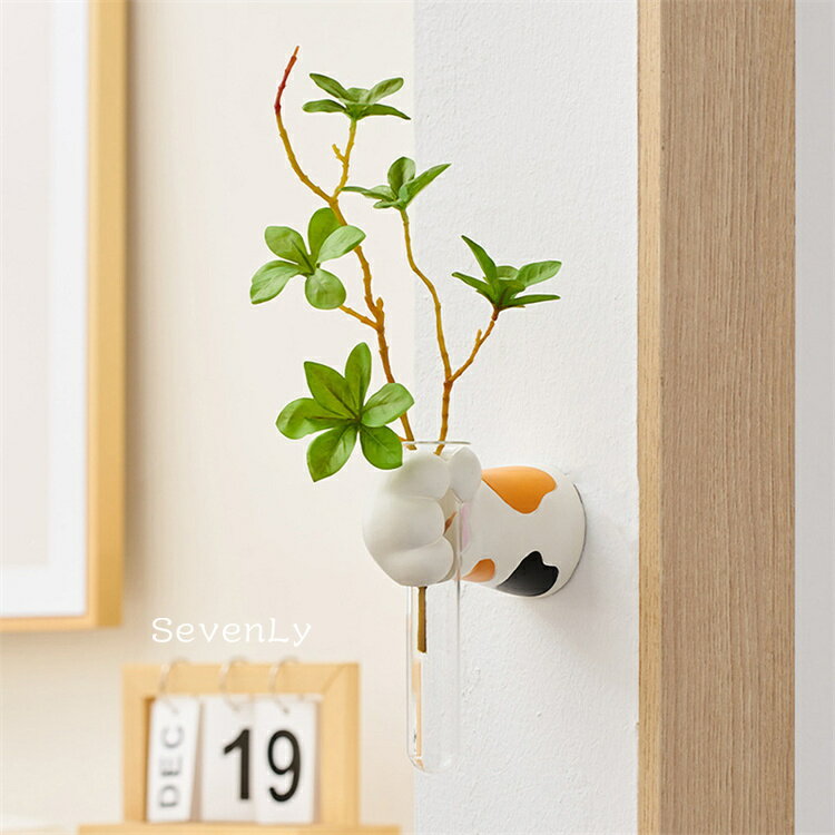 SevenLyの壁飾りは、毎日の暮らしに小さな癒しを届けるシンプルなフラワースタンドです。 水を入れるだけで使用でき、朝の光が差し込む窓際に設置することで、影絵のような美しい陰影を生み出します。 洗練されたデザインが特徴で、どんなインテリア...