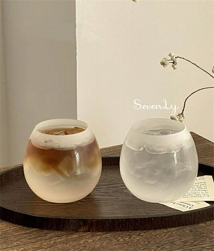 丸い太胴デザインのすりガラスタンブラー単品です。 全体に曇り加工を施し柔らかなマットな質感が特徴で、ナチュラルなおうちカフェ空間に自然に馴染みます。 容量 340ml はコーヒー、ミルク、フルーツジュース、冷酒など多種類の飲み物に適していま...