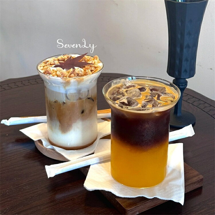 ダーティーコーヒーの層を美しく見せるハイボロシリカ耐熱ガラスカップ単品です。 380ml の容量は一杯分のラテやアメリカーノに丁度良く、底広・口広の 2 シルエットから選べます。 耐熱素材のため冷たいアイスコーヒーはもちろん、温めたミルクを...