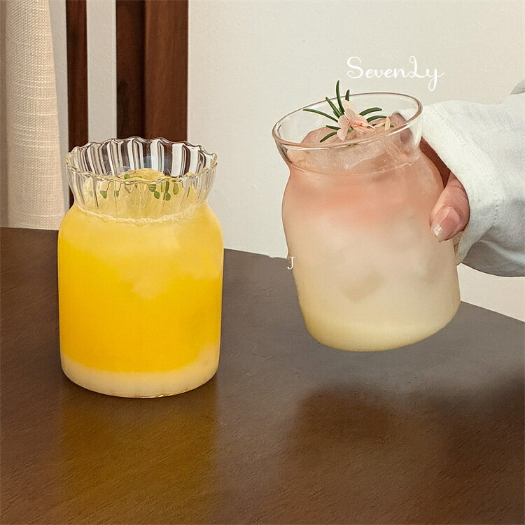 本商品は耐熱ガラスで製造された縦シワタンブラー単品です。 最高 100℃の温水に対応でき、冷たいジュースやアイスコーヒー、温かいミルクどちらにも使えます。 容量 430ml は一杯分のドリンクをたっぷり入れられ、口径 7.2cm、高さ 11...