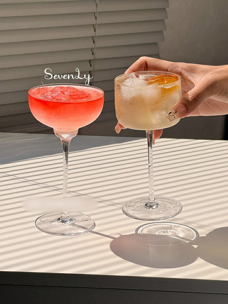 クリスタル素材で作られたマルガリータ用細脚グラスです。150ml と 160ml の 2 サイズを単品で取り扱っています。 全体高さ 15.2cm、口径 8.3cm の広口浅いボウルが特徴で、フルーツや花でドリンクを飾る時に見栄えが良いです...