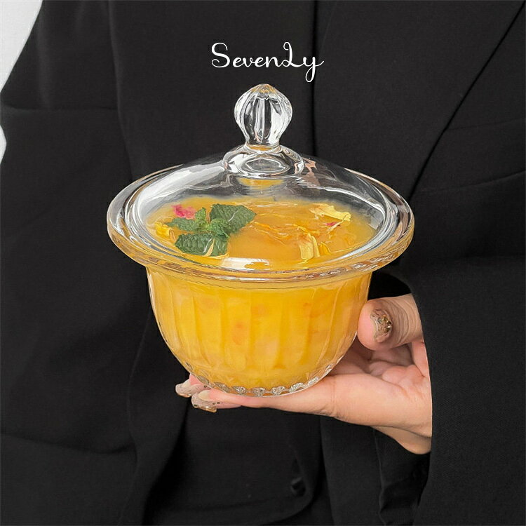 透明ガラス製の縦シワ模様デザートボウル、専用のガラス蓋付き単品です。 容量 210ml、口径 11.2cm、高さ 11.5cm で、氷粉、プリン、薬膳、フルーツジュースなど様々な冷製スイーツに活用できます。 表面の細やかな縦凹凸模様が光を反...