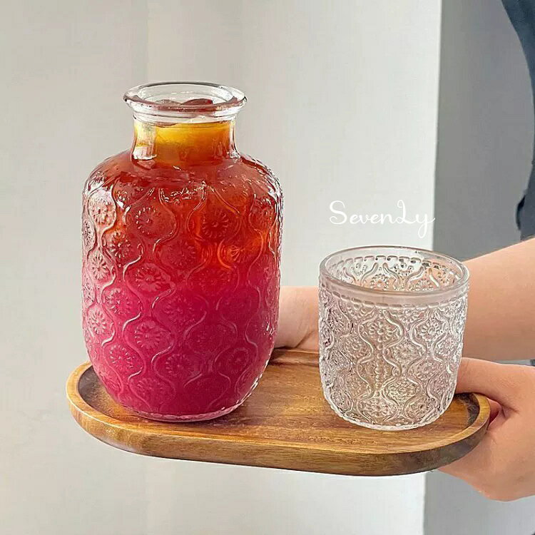 海棠花の浮き彫り模様が入った透明ガラス冷水セットです。 550ml の水差しと 150ml のタンブラーが 1 セットになっています。 全体に細やかな花レリーフが刻まれ、光が当たると繊細な陰影が生まれ、テーブルに置くだけでヴィンテージな雰囲...