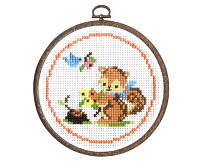 森に住むかわいい動物たちが、やさしいパステルカラーのししゅうキットになりました。はじめての方でも楽しめるかんたんクロスステッチキットです。【出来上がり寸法】額内径約15.5cm【キット内容】25番ししゅう糸No.3000布(ジャバクロス中目...