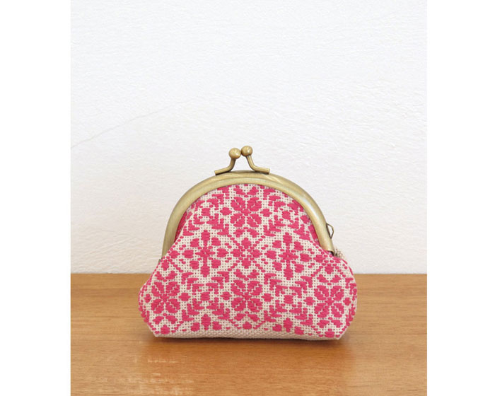 北欧テイストあふれる鮮やかな色彩のこぎんキットを種類豊富にそろえました。●出来上がりサイズ:約縦10cm×横12cm×マチ3cm●キット内容:こぎん糸(綿100%)、No.1100布(コングレス　綿100%)、裏布、口金、丸型、紙ひも、こぎ...