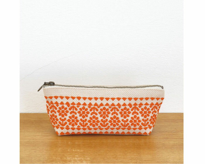 北欧テイストあふれる鮮やかな色彩のこぎんキットを種類豊富にそろえました。●出来上がりサイズ:約7.5cm×横18cm×マチ4cm●キット内容:こぎん糸(綿100%)、No.1100布(コングレス　綿100%)、裏布、ファスナー、こぎん針、図...