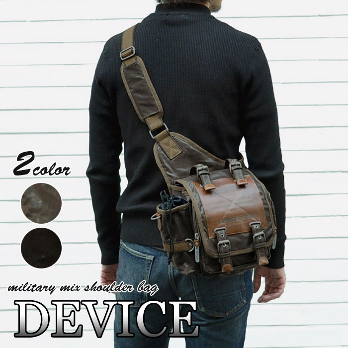 ■ 「DEVICE」のミリタリー系ショルダーバックです。 ■ ツイルコーティング素材のカーキボディと、ヴィンテージ本革型押しプレートが特徴的なこだわりの個性派バッグ！ ■ 身体に馴染むラインと肩パットがあるので疲れにくいです♪メイン収納以外...
