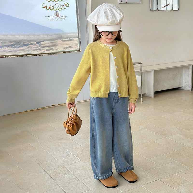 ・スタイル: カジュアル・生地: デニム・素材: 綿64.2%・対象: キッズ (3～8歳、100～140cm)・シーズン: 春、春秋・種類: ジーンズ・股: 閉じ・生地加工: 柔らか加工・柄: 無地・画像: モデル着用写真・安全等級: B...