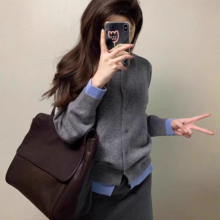 ・素材: 羊毛・厚さ: 中厚・組み合わせ形式: フェイクレイヤード・スタイル: カーディガン・フィット: スリム・袖丈: 長袖・ネックライン: セミオープンカラー・流行の要素: ボタン・着丈: ミドル丈・袖のタイプ: レギュラー・カラー: ...