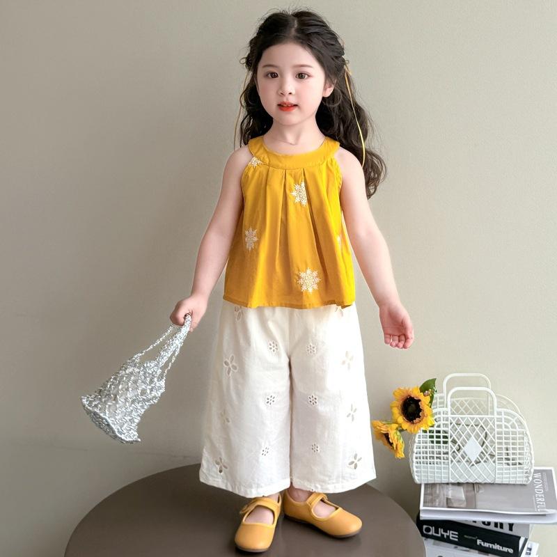 ・対象: 女児・スタイル: 韓国風・セット内容: パンツ・セット枚数: 2枚・対象年齢: 3～8歳 (100～140cm)・シーズン: 夏・袖丈: ノースリーブ・フード: なし・パンツ丈: 9分丈・生地加工: 柔らか обработка・厚...