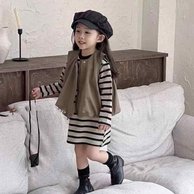 ・カテゴリ: 子供用セットアップ・スタイル: 韓国風・対象: 女児・セット内容: スカート、トップス 2点セット・対象年齢: 3～8歳 (100～140cm)・シーズン: 秋・袖丈: 長袖・フード: なし・厚さ: 普通・柄: ストライプ・素...