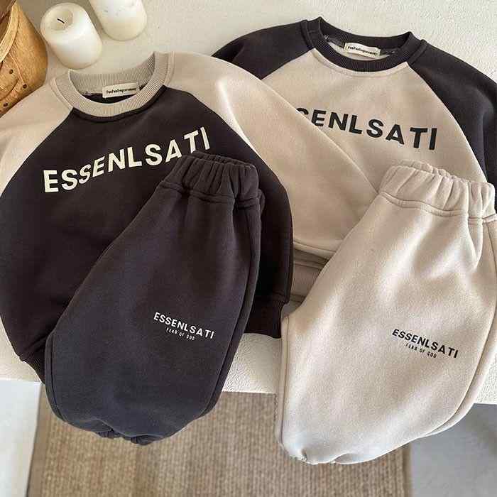 ・カテゴリ: 子供用セットアップ・スタイル: 韓国風・セット内容: トップス、ボトムスの2点セット・対象: 男女兼用・対象年齢: 中小 Kid (3~8歳, 100~140cm)・シーズン: 冬、春、秋・袖丈: 長袖・パンツ丈: 長ズボン・...