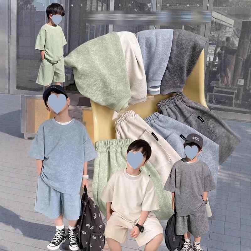 output: ・商品カテゴリ: 子供用セットアップ・対象: 男の子・スタイル: 韓国風・セット内容: トップス、パンツ・袖丈: 半袖・パンツ丈: ショート・柄: 無地・素材: スエード調・主な素材: ポリエステル100%・厚さ: 普通・対...