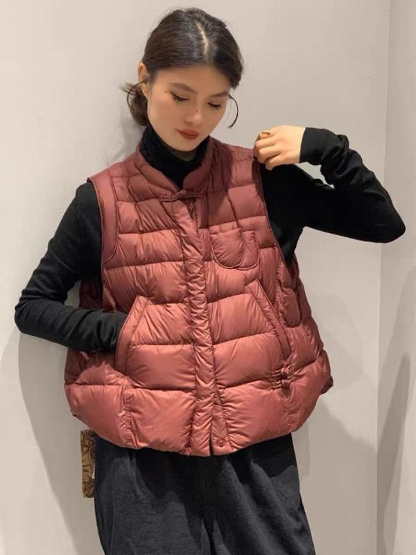 ・厚さ: 中程度・生地: ポリエステル繊維・ダウン含有量: 86%~90%・詰め物: ホワイトダックダウン・メイン生地組成: ポリエステル繊維・フィット: ゆったり・取り外し: 不可・フロント: シングルブレスト・襟の形: スタンドカラー・...