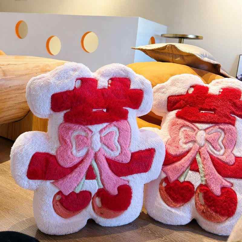 ・製品カテゴリ: クッションカバー/抱き枕カバー・外側の素材: 毛皮・柄: その他・カラー: さくらんぼ柄の寿の字抱き枕 1組(50*42*14cm)、寿の字抱き枕 1組(46*28*9cm)、寿の字抱き枕 1個(46*28*9cm)・サイ...