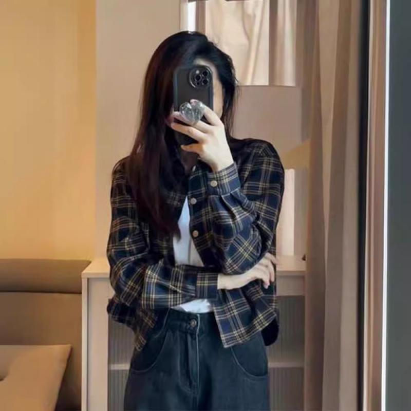 ・素材: 綿・柄: ストライプ、格子・スタイル: カーディガン・袖丈: 長袖・フィット: スリム・着丈: 短め（40cm超50cm以下）・ネックライン: ポロネック・袖のタイプ: レギュラー・カラー: 紺格子、赤格子・サイズ: S、M、L、...