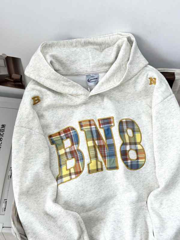 ・柄: 文字・スタイル: カジュアル・フィット: ゆったり・構成: 単品・着丈: ミドル丈(65cm超80cm以下)・袖丈: 長袖・袖のタイプ: レギュラー袖・ネックライン: フード付き・厚さ: 中厚・装飾: アップリケ・素材: 華綿複合・...