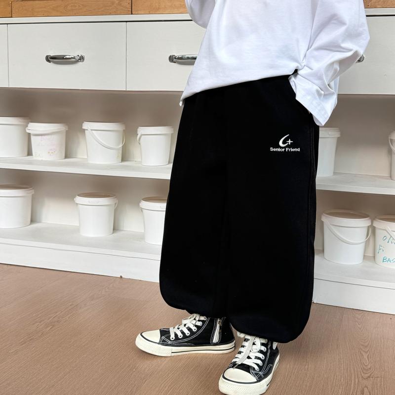 ・スタイル: 韓国版・生地: スウェット・安全レベル: B・パンツ丈: 長ズボン・主な素材: 綿61%・対象: 男の子・対象年齢: 3～8歳 (100～140cm)・適した季節: 春、秋・種類: カジュアルパンツ・股開き: あり・生地加工:...