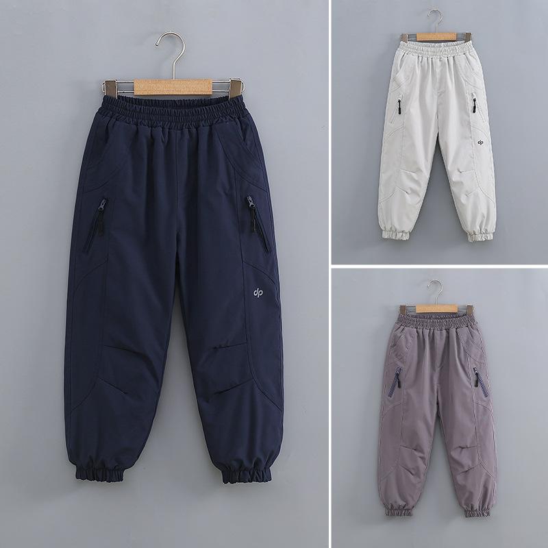 ・スタイル: スポーツ・素材: ポリエステル100%・パンツ丈: 長ズボン・対象: 男の子・対象年齢: 8歳以上(140cm以上)・シーズン: 春秋、冬・種類: 裏起毛パンツ・股部分: クローズド・生地加工: コーティング・柄: 無地・画像...