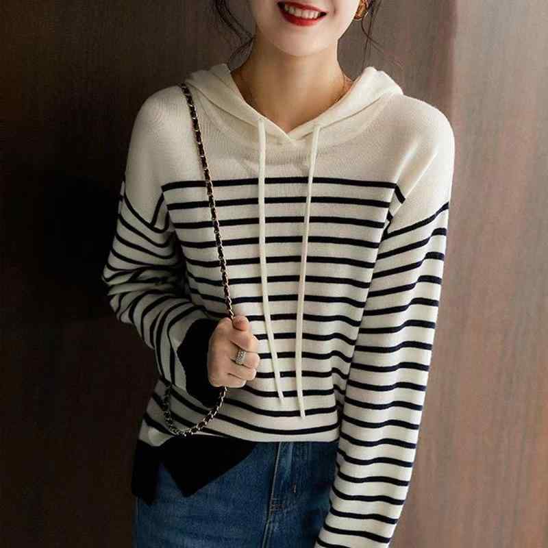 ・カテゴリ: セーター・素材: アクリル、ポリエステル・柄: ストライプ、格子柄・厚さ: 普通・スタイル: プルオーバー・組み合わせ: シングル・フィット: レギュラー・着丈: 普通(50cm<着丈≤65cm)・ネックライン: フード...