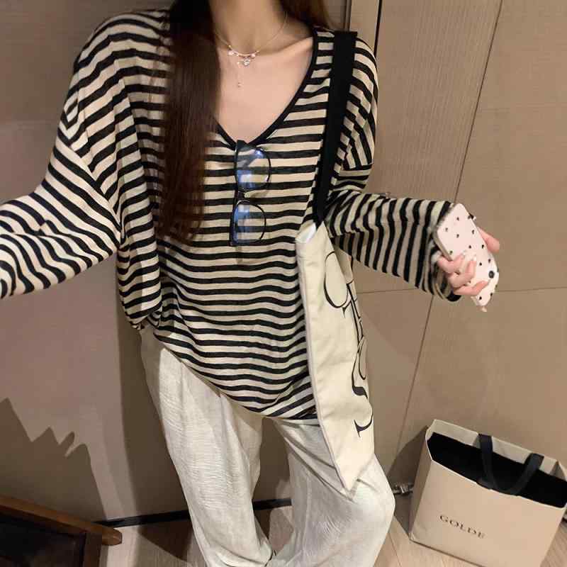 ・素材: ポリエステル・柄: ゼブラ柄・スタイル: プルオーバー・袖丈: 長袖・シルエット: ルーズ・着丈: ミドル丈(65cm以上80cm以下)・ネックライン: ラウンドネック・袖のタイプ: レギュラー袖・デザイン: 配色・カラー: スト...