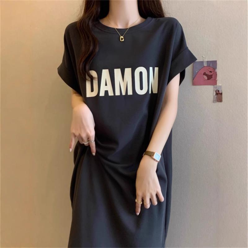 ・素材: ポリエステル・柄: 文字、数字、アルファベット・製法: ニット・スタイル: Tシャツワンピース・スカート丈: ミモレ丈・スカートタイプ: Tシャツタイプ・ネックライン: ラウンドネック・袖丈: 半袖・袖タイプ: レギュラー袖・ウエ...