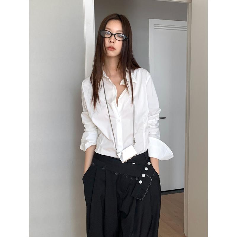 ・素材: 綿、ポリエステル・柄: 無地・スタイル: カーディガン・袖丈: 長袖・フィット: シェイプ・着丈: ミドル丈(50cm超～65cm以下)・ネックライン: ポロネック・袖のタイプ: レギュラー袖・ディテール: ボタン・カラー: ホワ...