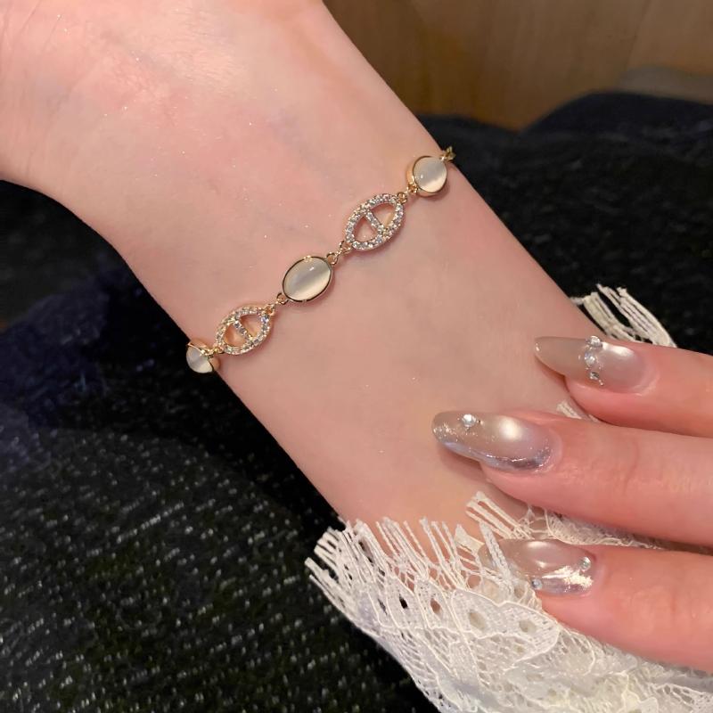 ・素材: 銅・処理: 電気メッキ・スタイル: 女性用・デザイン: その他・カラー: ゴールド/猫目 豚鼻 シャイニングダイヤ ブレスレット・対象: 女性・テイスト: 軽奢風・テイスト分類: ファッション 通勤・商品カテゴリ: ブレスレット・...