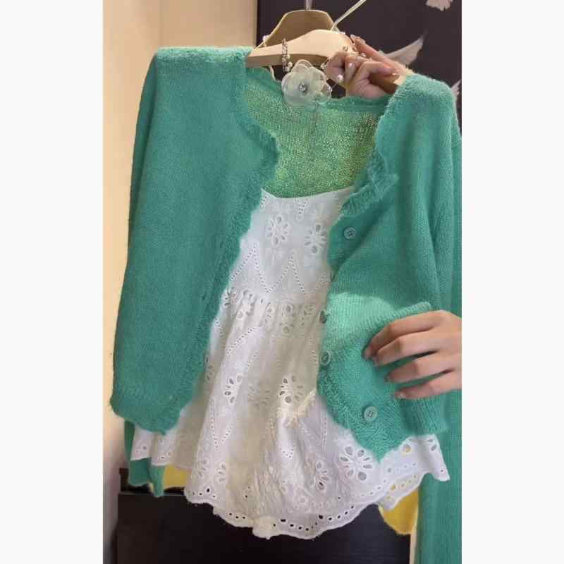 ・柄: その他・スカート丈: ロング・流行の要素: 穴あき、無地、ボタン・素材: アクリル・主な素材の含有量: 95%以上・カラー: グリーンカーディガン+キャミソール、イエローカーディガン+キャミソール、イエローカーディガン、グリーンカー...