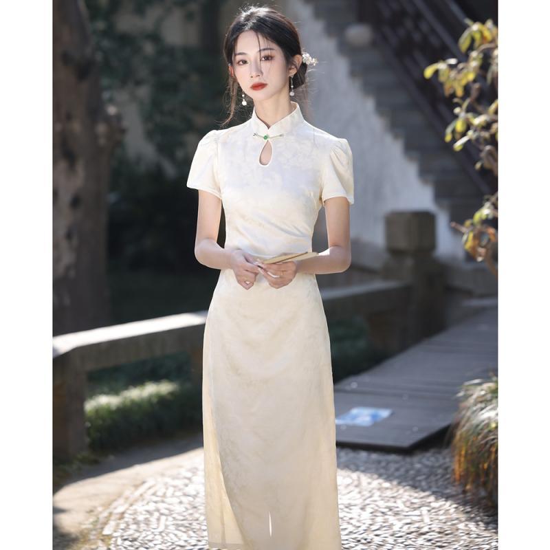 ・カテゴリ: チャイナドレス・素材: ポリエステル・旗袍の長さ: ロング・襟の形: スタンドカラー・フロント: 意襟・袖丈: 五分袖・スリット: ロースリット・要素: ボタン・カラー: ホワイト・サイズ展開: S, M, L, XL, XX...