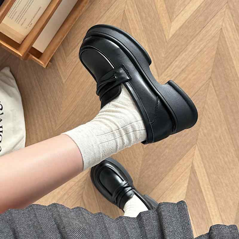 ・つま先の形状: ラウンドトゥ・素材: PU・スタイル: ブリティッシュ・性別: 女性・ヒールの高さ: ミドルヒール(3-5cm)・柄: 無地・シーズン: 春、夏、秋・カラー: ブラック、エナメルブラック、ブラウン・サイズ: 34、35、3...