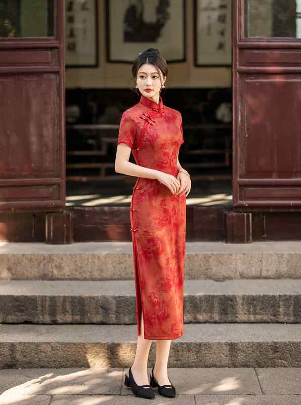 ・素材: ポリエステル・旗袍の長さ: ロング・襟の形: スタンドカラー・フロントデザイン: 斜め・袖丈: 五分袖・スリット: ロー・カラー: レッド、ブラック/ゴールド・サイズ: M、L、XL、XXL、XXXL、XXXXL、5XL・旗袍のタ...