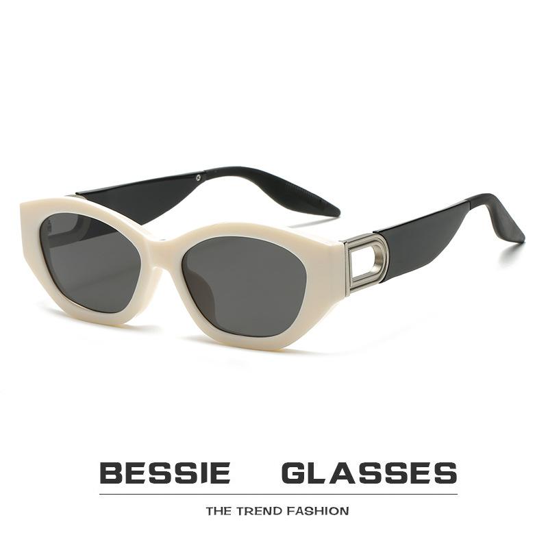 ・レンズカラー: グレー・フレームカラー: ブラック・透過率分類: 3・眼鏡構造: フルフレーム・UVカット: UV400・適用シーン: 日焼け防止、旅行、サイクリング、ファッション、運転、舞台、パーティー・流行要素: トーテム・カラー: ...