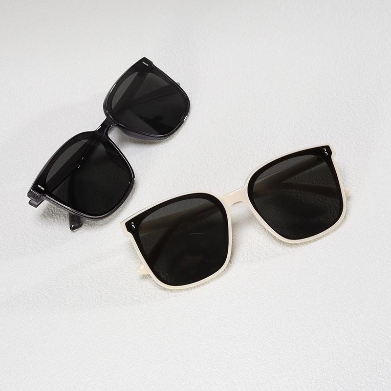 ・レンズカラー: グレー・フレームカラー: ブラック・透過率分類: 3・眼鏡構造: フルリム・UVカット: UV400・適用シーン: 日焼け防止、釣り、旅行、サイクリング、ファッション、運転、パーティー・流行要素: 眼鏡・カラー: ブラック...