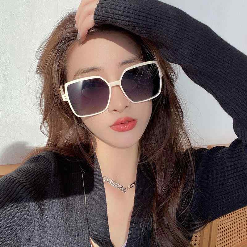 ・レンズカラー: グレー・フレームカラー: ブラック・透過率分類: クラス3・眼鏡構造: フルフレーム・UVカット: UV400・適用シーン: 日焼け防止、釣り、旅行、アウトドアスポーツ、サイクリング、ファッション、運転・スタイル: エレガ...