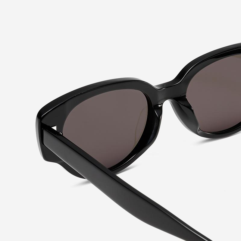 ・レンズカラー: グレー・フレームカラー: ブラック・透過率分類: 3類/サングラス・眼鏡構造: フルリム・UVカット等級: UV380・適用シーン: 日焼け防止、釣り、旅行、アウトドアスポーツ、サイクリング、おしゃれ、運転、舞台演出、パー...