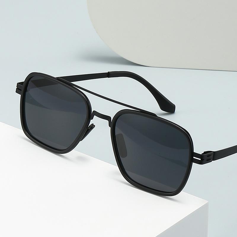 ・レンズカラー: グレー・フレームカラー: ブラック・可視光線透過率: 3類/遮光・眼鏡構造: フルリム・UVカット: UV400・適用シーン: 旅行、アウトドアスポーツ、サイクリング、ファッション、運転、パーティー・度付き対応: 不可・カ...